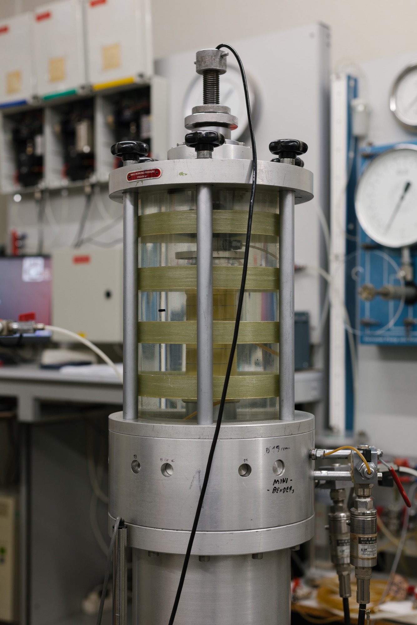 Ensaio triaxial com trajectórias de tensão impostas (“Stress-Path”) - FEUP